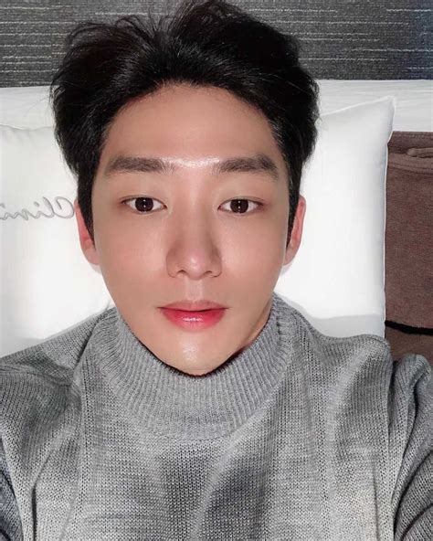 9 Potret Lee Tae Sung Playful Kiss Yang Jadi Hot Papa