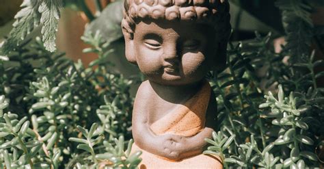 고대의 고요한 고요함 나뭇잎 녹색 배경 녹지 동상 마음가짐 마음챙김 생활 명상 명상적인 묵상 부처 부처님 그림 불교 상징적 인 선 가든 수직