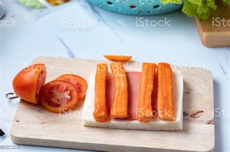 아침 식사에 게 스틱 빵 샌드위치를 만들기 위해 준비 건강한 식생활에 대한 스톡 사진 및 기타 이미지 건강한 식생활 고기