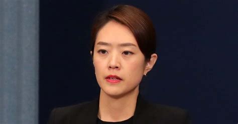 브리핑실 들어서는 고민정 청와대 대변인