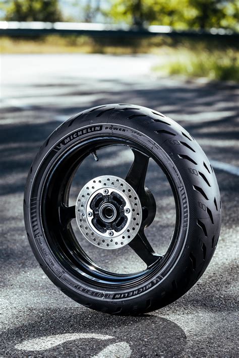 4 NEW PRODUCTS IN THE MICHELIN POWER MOTORCYCLE TYRE RANGE FROM ROAD