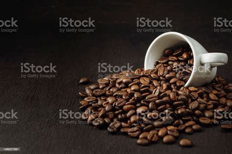 향신료와 향기로운 뜨거운 커피의 개념 가을 겨울 추운 계절 뜨거운 음료 어두운 배경에 커피 0명에 대한 스톡 사진 및 기타 이미지 Istock