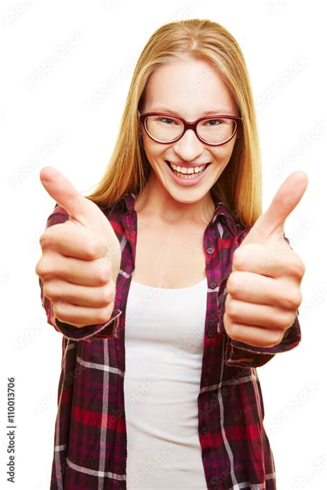 Junge Frau hält Daumen hoch Stock Photo Adobe Stock