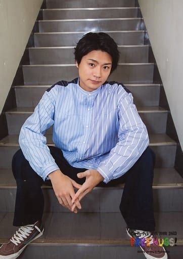 駿河屋 Kis My Ft2横尾渉全身・座り・衣装水色・両手組み・階段「kis My Ft2 Live Tour 2019 Free