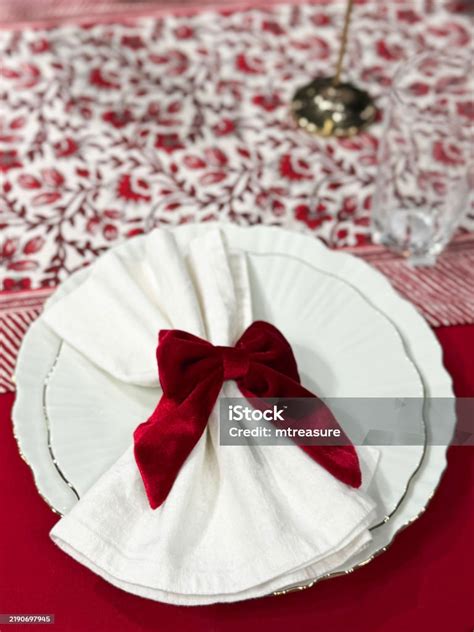 크리스마스 식탁 장소 설정 쌓인 가리비 가장자리 저녁 식사 및 차 접시 빨간 벨벳 나비 디자인 냅킨 반지와 흰색 냅킨 마시는 텀블러 빨간 식탁보 및 테이블 러너 높은 전망의