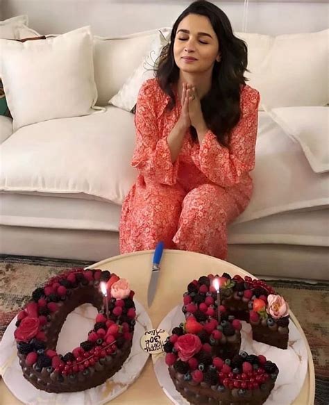 Bollywood आलियाचा आज 30 वा वाढदिवस सेलिब्रेशन लंडनमध्ये सासूबाई