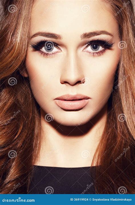 Belle Fille Avec Les Cheveux Rouges Photo Stock Image Du Verticale