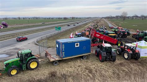 Protest rolników Odstępują od blokady drogi S7 w Kmiecinie Dają