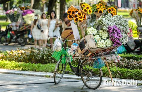 Giới trẻ Hà Nội rạng ngời check in bên xe hoa trên phố