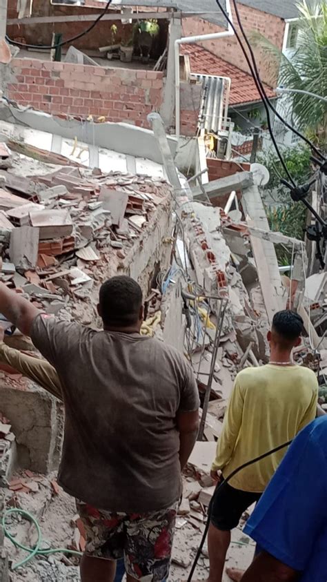 Prédio de três andares desaba e destrói duas casas em Salvador