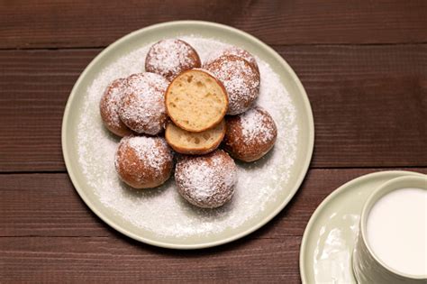 편평하게 놓인 Zeppole 우유 한잔과 함께 접시에 Paczki를 자릅니다 뚱뚱한 목요일 카니발 또는 Tlusty