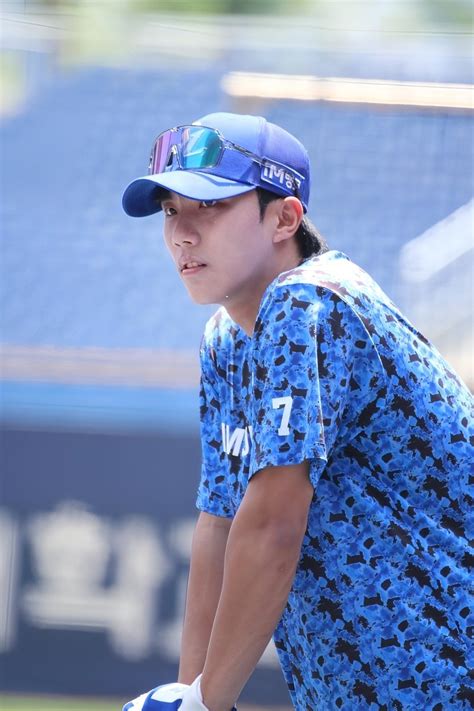 십일 On Twitter 230521 창원 모자밑으로 보이는 눈 좋아합니다 유독 독개구리 옷입으면 어깡같지