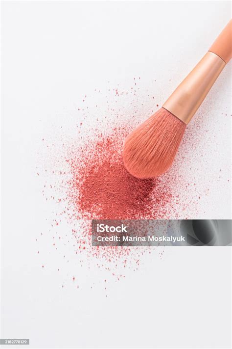 아름다운 메이크업 브러시가 흰색 배경에 분홍색 톤의 건조하게 흩어져있는 블러셔 샘플에 놓여 있습니다 위쪽 세로 뷰입니다 장식용 화장품 0명에 대한 스톡 사진 및 기타 이미지