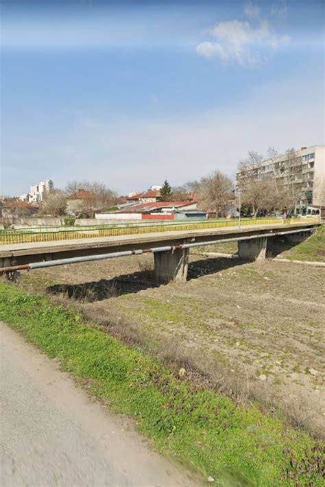 В Ямбол ще почистват южното речно корито в участък от река Тунджа край пешеходния мост на „Трите