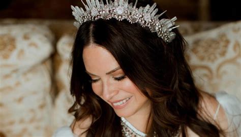 Holly Marie Combs Weight Gain Body Measurements And Wiki Band Of