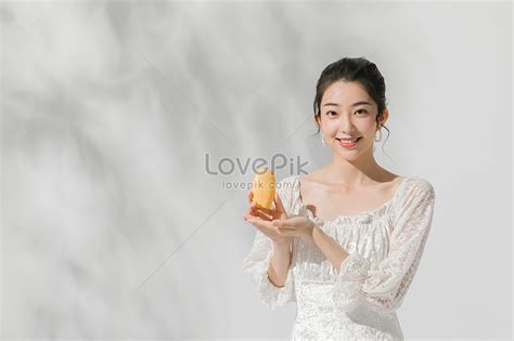 손에 선 스크린과 달콤한 아름다움 섹스 사진 무료 다운로드 Lovepik