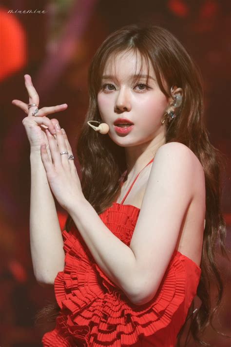 에스파 빨간 홀터넥 끈 원피스 에스파 윈터 촬스의 이슈와 유머