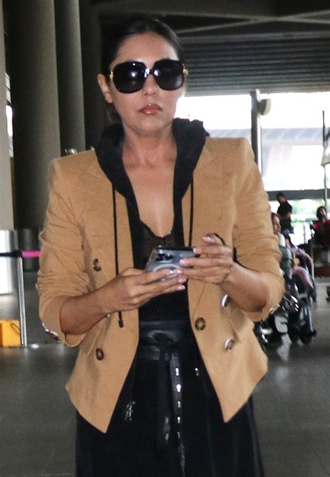 Shahrukh Khan S Wife Gauri Khan Spotted At The Airport Bollywood