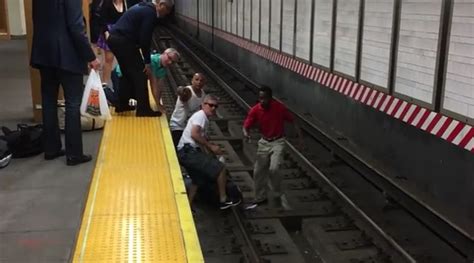 New York Trois Hommes Sauvent Une Personne Tombée Sur Les Rails Dun Métro
