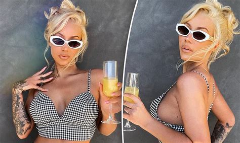 Iggy Azalea Shows Off Toned Tummy After Giving Birth Daily Mail Online