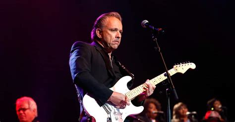 Jimmie Vaughan lança primeira faixa do novo álbum