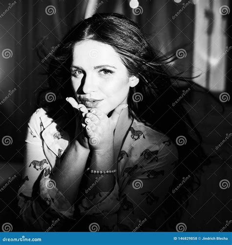 Retrato Sensual De La Mujer Desnuda Joven Foto De Archivo Imagen De Sexual Blanco