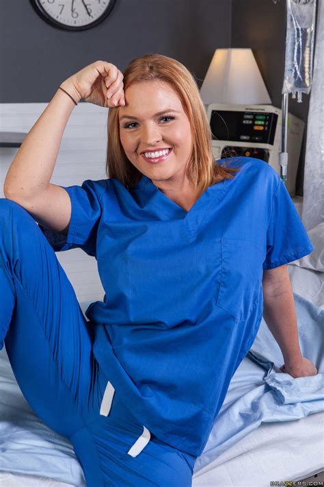 Красивая порнозвезда Крисси Линн снимает свою больничную униформу и выставляет напоказ свои