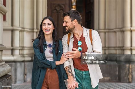 몇 가지 목표 젊은 남녀는 일과 여행에서 만나 사랑에 빠졌고 아름답고 화창한 날에 함께 새로운 도시를 탐험했습니다 도시의 거리를 걷는 회사를 즐기는 외국인들 2명에 대한