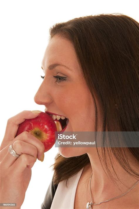 여자아이 Bites 수탁인이 사과나무 웃으세요 갈색 머리에 대한 스톡 사진 및 기타 이미지 갈색 머리 건강한 생활방식