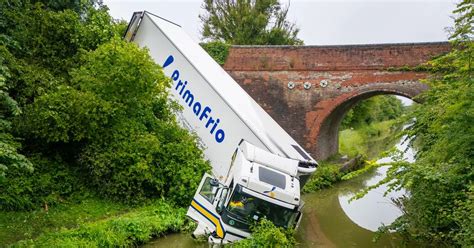 Dramatic Images Show Moments After Lorry Veered Off A Bridge And Ended Up In A Canal Devon Live