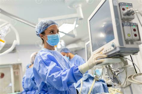 anestesiologista acompanhando as funções vitais do corpo durante a cirurgia cardíaca cirurgião