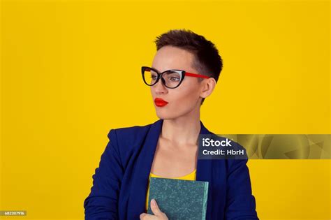 아름 다운 비즈니스 여자 짧은 머리 스타일 여자 책 노란색 배경 복사 공간을 격리 블루 정장 양복 셔츠입니다 학생 교사 생각
