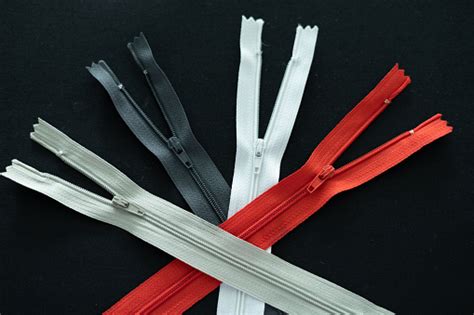 검은색 바탕에 흰색 빨간색 검은색 회색 지퍼 직물 섬유 패션 의류 의류 의류 개념 의류 산업의 개념 비밀 수호자 진실 드러내기 접착 순응 0명에 대한 스톡 사진 및 기타