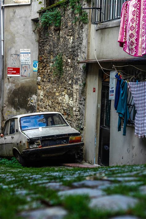 집 밖의 거리 건물 건축 경치가 좋은 고요한 곡선의 거리 골목 그림 같은 길 꽃 꽃 덩굴 낭만적인 녹지 담쟁이덩굴 덧문 도시 탈출 라이프