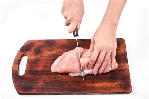 흰색 배경에 고립 된 절단 보드에 부엌 칼으로 절단 생고기 건강한 생활방식에 대한 스톡 사진 및 기타 이미지 건강한 생활방식 널판지 러시아 Istock