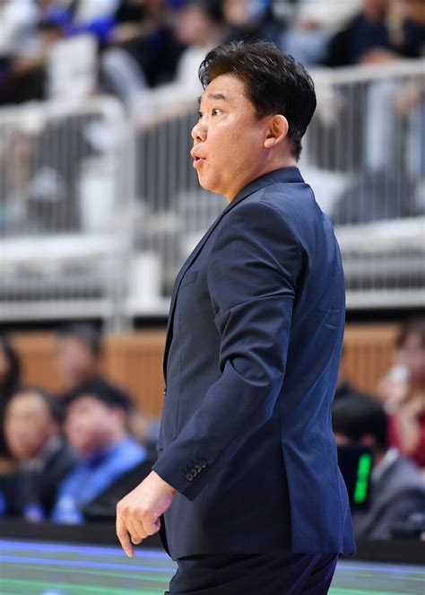 경기 후 송영진 Kt 감독 모든 선수가 열심히 뛰어줬다 김승기 소노 감독 외국 선수 믿으면 안 되는 상황이다