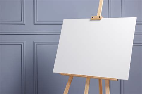 회색 벽 근처에 빈 캔버스가 있는 나무 이젤 클로즈업 텍스트를 위한 공간 이젤에 대한 스톡 사진 및 기타 이미지 이젤