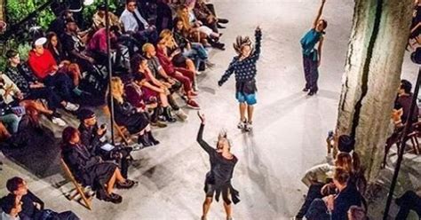 À La Semaine De Mode De New York Des Danseurs Sinvitent Parmi Les