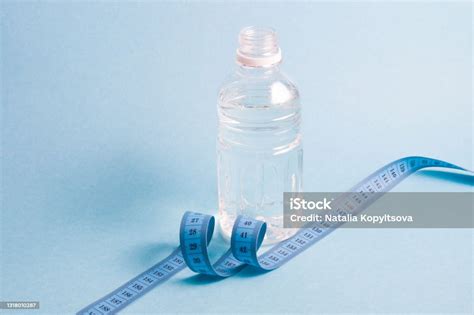 작은 물 병과 푸른 배경 복사 공간에 측정 테이프 체중 감소와 건강한 생활 사회 0명에 대한 스톡 사진 및 기타 이미지 0명