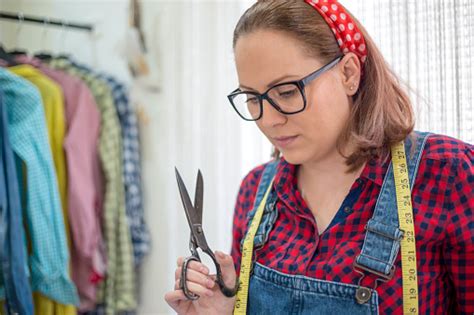재 봉사가 위 드레스에 대 한 그리기로 군 스타일 디자인 개발 및 의류 옷을 만드는 바느질 및 수리 서비스 일 개념에서 재 봉사 가위에 대한 스톡 사진 및 기타 이미지