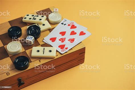 다양한 보드 게임 체스 보드 카드 놀이 오렌지 배경에 도미노 경쟁에 대한 스톡 사진 및 기타 이미지 경쟁 규칙 놀이