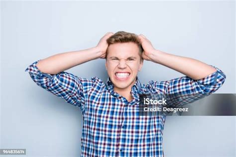 슬픈 화가 문제 재 수 화가 찡그린 좌절의 소진 전문가 연수 사업 프리랜서 회색 배경에 고립 된 캐주얼 옷 옷을 입고 그의