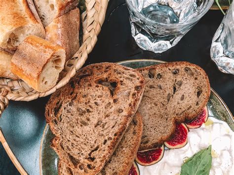 Чи можна запивати їжу і як це реально вплине на травлення