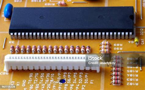 유연한 플랫 케이블 커넥터 마이크로 칩 및 인쇄 회로 기판에 장착 된 다른 구성 요소 매크로 선택적 초점 아날로그에 대한 스톡 사진 및 기타 이미지 Istock