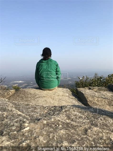 岩の上に座っている人の写真・画像素材 1568238 Snapmart（スナップマート）