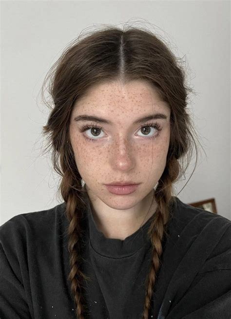 Brunette Giel In 2023 Beautiful Freckles Freckles Girl Cute Freckles