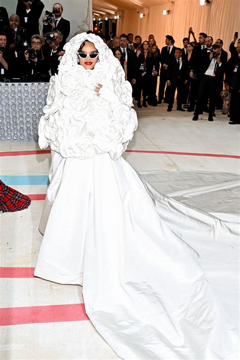 En Valentino Rihanna Confirme Qu Elle Est La Reine Du Met Gala