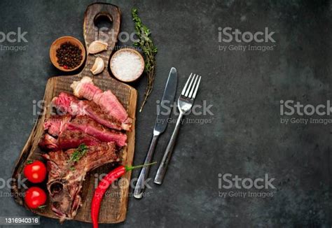 텍스트복사 공간이 있는 돌 배경에 구운 쇠고기 스테이크 0명에 대한 스톡 사진 및 기타 이미지 0명 고급 요리 고기