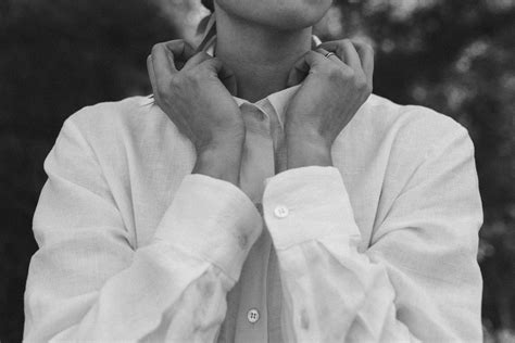 가슴에 손을 얹은 여자 사진 Unsplash의 무료 사진 이미지