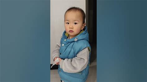 大老远就听到她不停喊舅舅，一脸着急地来找我，小手还不停给我指，见我出去立马给我带路去看舅舅。我一看，她舅舅只是睡着了，因为没脱衣服所以随便躺在